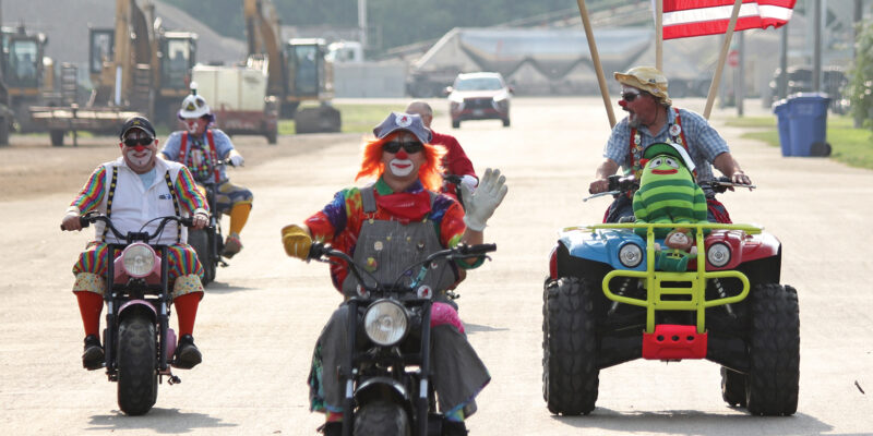 Clowning around in Tyler | News, Sports, Jobs - Marshall Independent